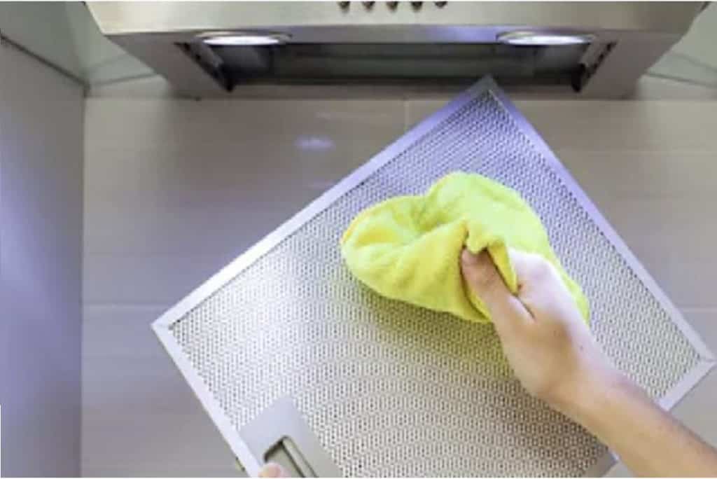 Cappa della cucina unta e macchiata: come pulirla con 2 soli ...