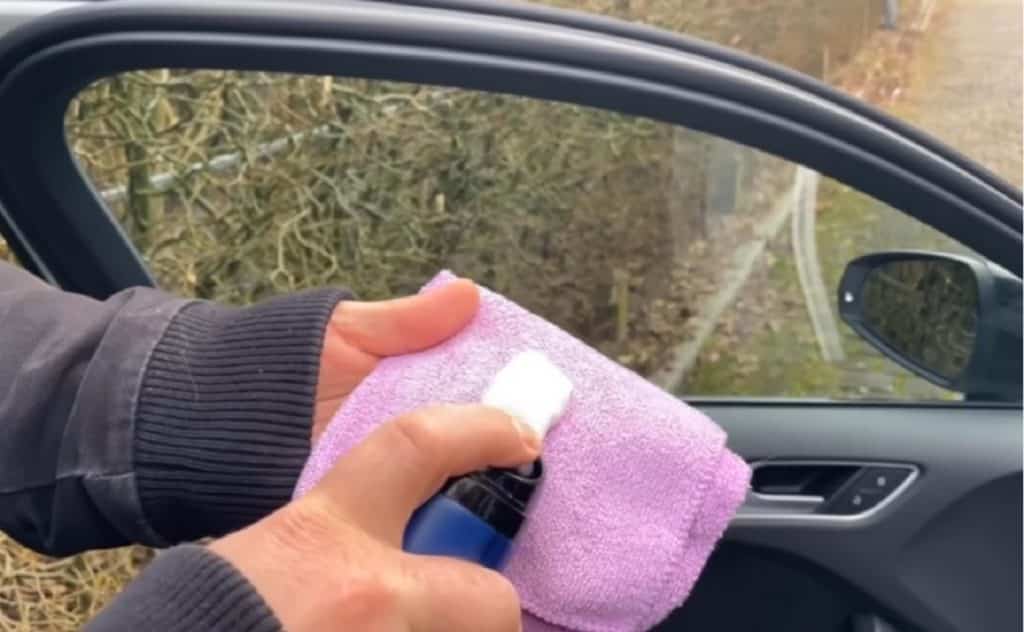 Come rendere impeccabile e senza aloni il parabrezza dell'auto ...