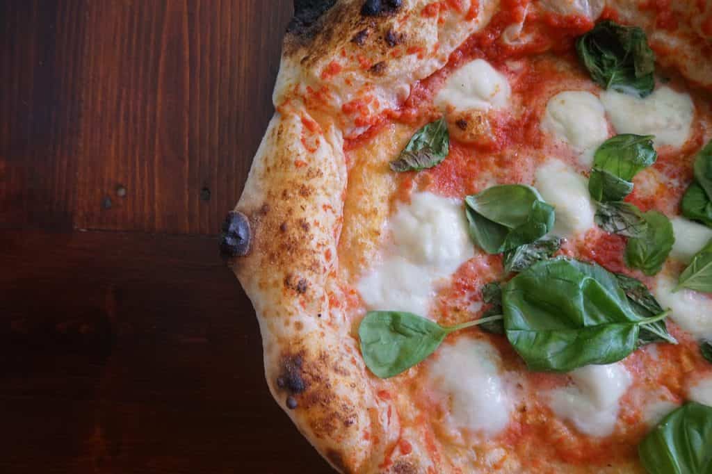 La ricetta perfetta per fare una pizza home-made buonissima e gustosa